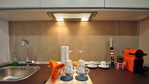 Uma cozinha moderna com pia, torneira e máquina de café.