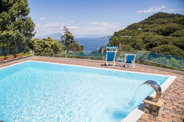 Piscina exterior, guarda-sóis, espreguiçadeiras