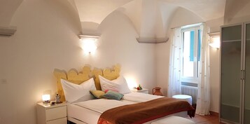 Estúdio Superior, 1 cama de casal, terraço, junto ao pátio (Apartment Nr. 9) | Cofre no quarto, secretária, ferro/tábua de engomar, camas desdobráveis 