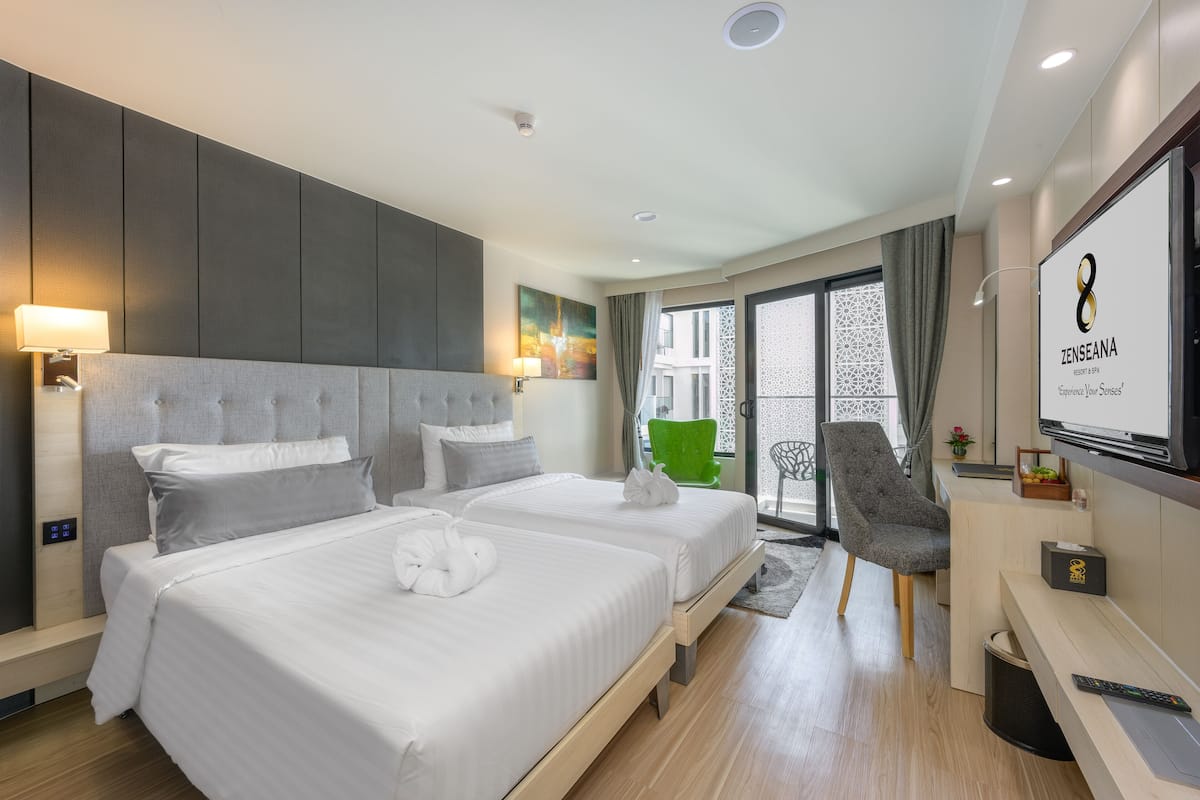 Minibar, cofre no quarto, secretária 