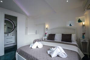 Quarto triplo standard | Frigobar, escrivaninha, Wi-Fi de cortesia, roupa de cama