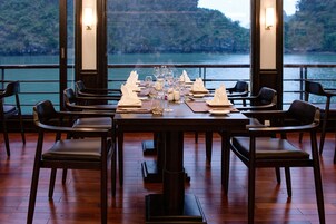 Pequenos-almoços, almoços, jantares servidos, com vista para o oceano 