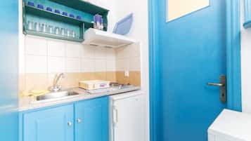 Apartamento Básico | Kitchenette privada | Um frigorífico, uma placa de cozinha, uma cafeteira/bule