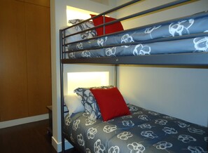 Duplex, 3 quartos | Cofres nos quartos, quartos à prova de som
