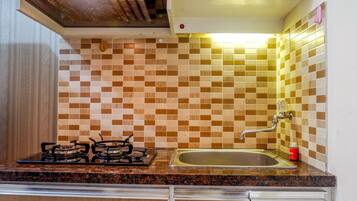 Quarto | Kitchenette privada | Um frigorífico, uma placa de cozinha, utensílios de cozinha