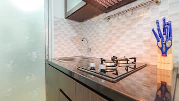 Quarto | Kitchenette privada | Um frigorífico, uma placa de cozinha, utensílios de cozinha