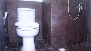 Quarto | Banheiro | Chuveiro, produtos de toalete grátis, toalhas de banho