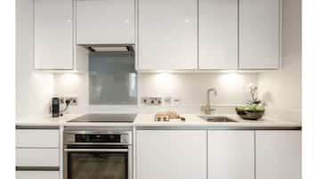 Estúdio luxo, 1 cama Queen | Cozinha privada | Geladeira, fogão, cooktop, máquina de café expresso