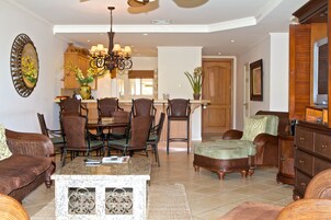 Apartamento em Condomínio Fechado, várias camas (Los Suenos Resort Del Mar 3N) | Sala de estar | TV de ecrã plano
