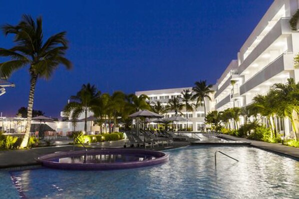 Piscina exterior, guarda-sóis, espreguiçadeiras 