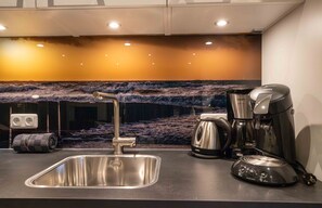 Apartamento Comfort (Grote Parelmoer) | Cozinha privada | Um frigorífico/congelador grande, um micro-ondas, uma placa de cozinha 