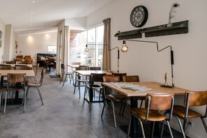 Pequeno-almoço tipo buffet diário mediante uma taxa 