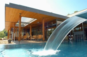 Piscina interior, piscina exterior, espreguiçadeiras 