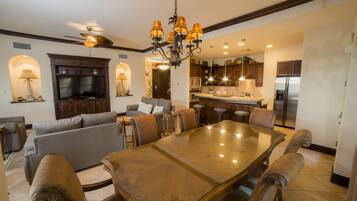 Apartamento em Condomínio Fechado, várias camas (Los Suenos Resort Marbella 3D) | Zona de pequenos-almoços | Pequeno-almoço preparado no momento diário (20 USD por pessoa)