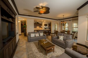 Apartamento em Condomínio Fechado, várias camas (Los Suenos Resort Marbella 3D) | Sala de estar | TV de ecrã plano 