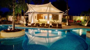 Piscina exterior, guarda-sóis, espreguiçadeiras