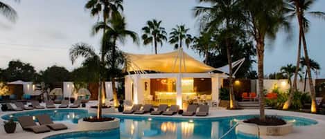Piscina exterior, guarda-sóis, espreguiçadeiras