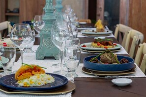Pequenos-almoços servidos, cozinha local e internacional