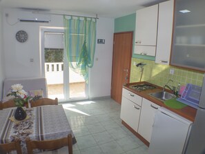 Apartamento, 2 quartos, varanda (A4) | Sala de estar | TV de ecrã plano 