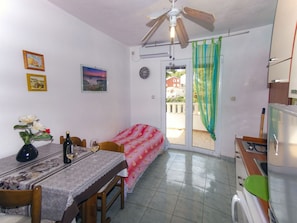 Apartamento, 2 quartos, varanda (A4) | Sala de estar | TV de ecrã plano 