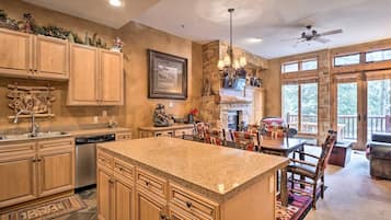 Apartamento em Condomínio Fechado (3057_The_Timbers) | Sala | TV de ecrã plano