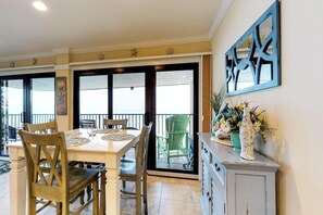 Condo, 2 quartos, piscina particular, vista para a praia (Water's Edge 209 South) | Cozinha privada | Geladeira, micro-ondas, fogão, cooktop