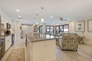 Condo, 2 quartos, piscina particular, vista para a praia (Water's Edge 208 S) | Cozinha privada | Geladeira, micro-ondas, fogão, cooktop