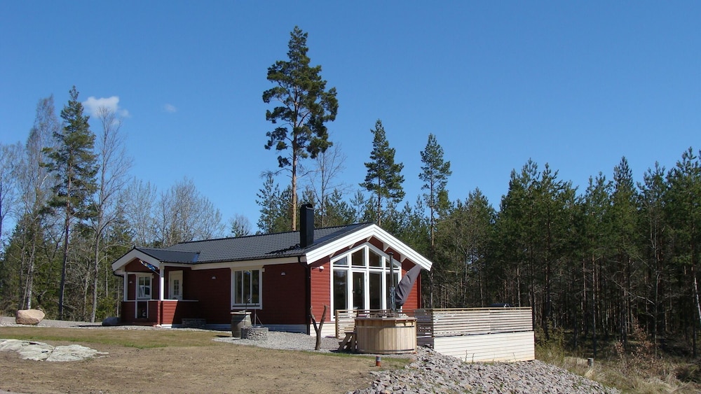 Vakantiehuis Nerbjärken, Rustige Locatie, 150m Van Het Meer, Zwemsteiger, Boot, Bubbelbad. - Hultsfred