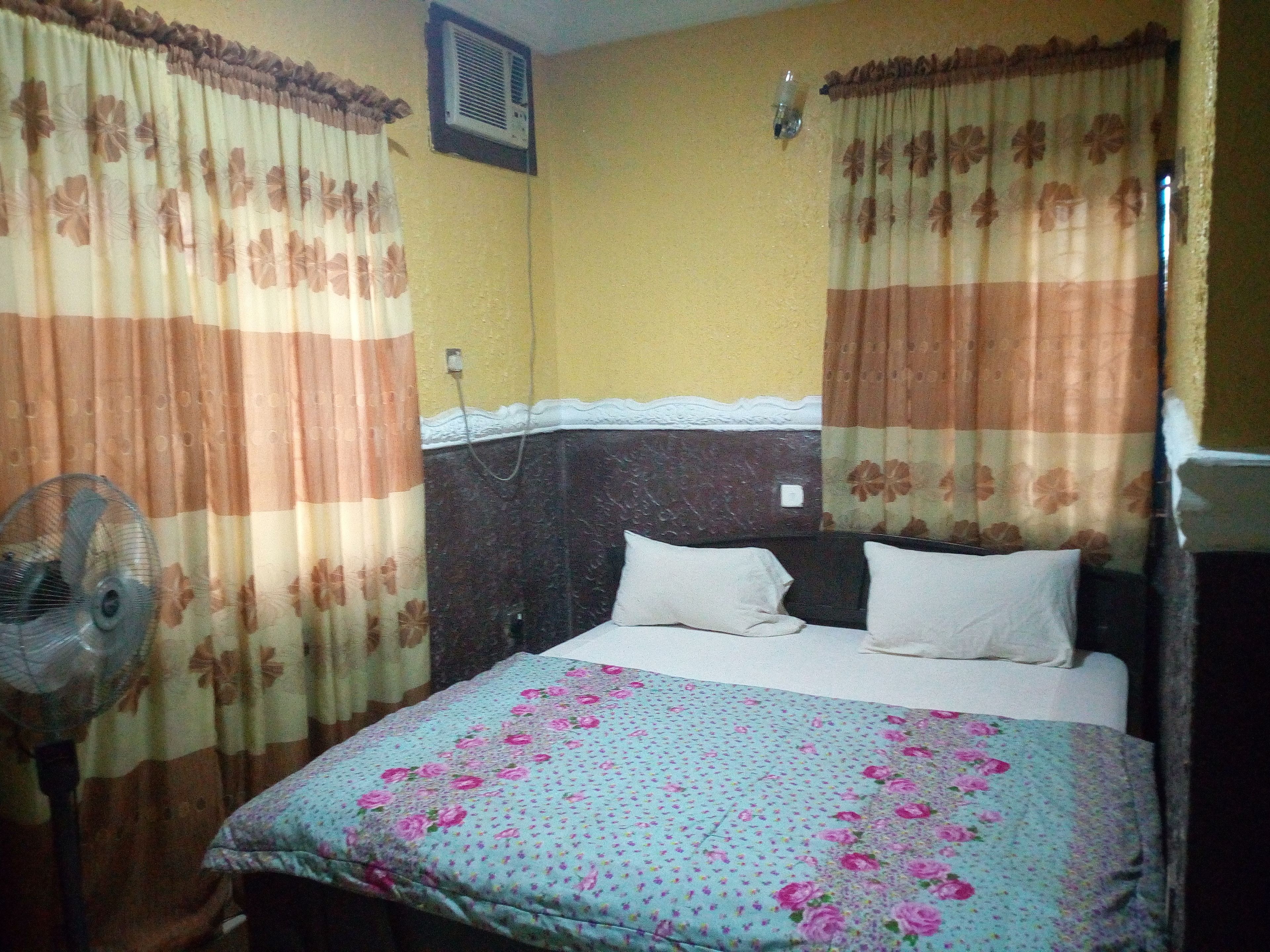 Quarto Executivo | Secretária, roupa de cama fornecida 