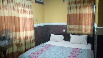 Quarto Executivo | Secretária, roupa de cama fornecida