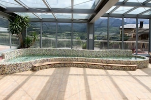 Piscina interior, piscina exterior, espreguiçadeiras 