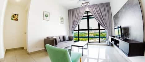 Apartamento, 3 quartos | Sala | TV de ecrã plano