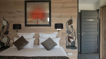 Quarto casal conforto | Frigobar, cofres nos quartos, escrivaninha, cortinas blackout