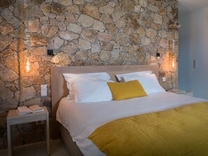 Quarto casal luxo | Frigobar, cofres nos quartos, escrivaninha, cortinas blackout