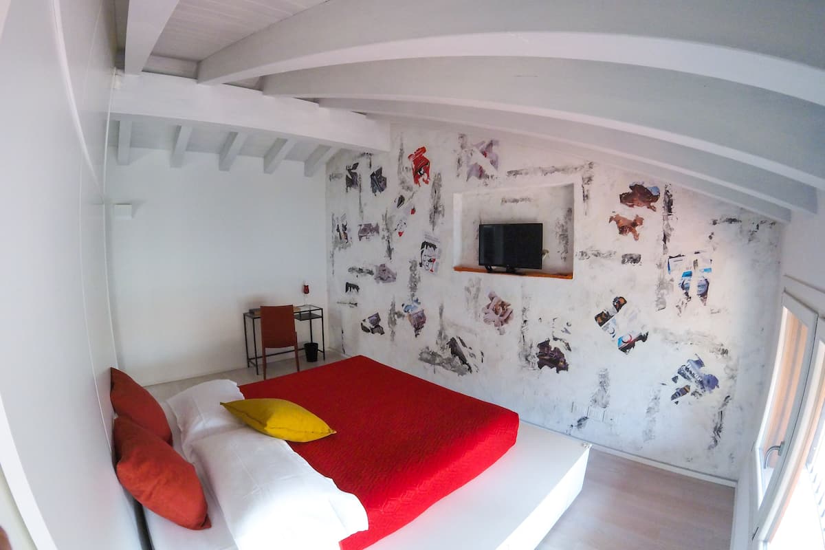 Quarto Duplo Deluxe, banheira de hidromassagem (Red Eye) | Com decoração personalizada, secretária