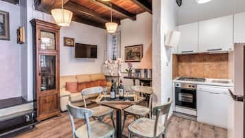 Apartamento, 1 quarto | Área de estar | TV LCD 28 polegadas com canais a cabo, TV