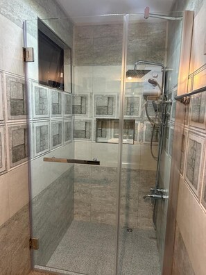 Apartamento superluxo, 2 quartos | Banheiro | Chuveiro, chuveiro com efeito de chuva, secador de cabelo 