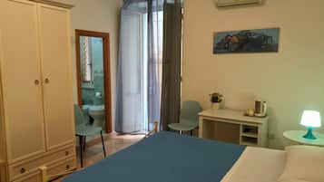 Cofres nos quartos, escrivaninha, ferros/tábuas de passar roupa