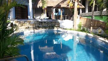 Piscina externa, funciona das 6h às 23h, guarda-sóis, espreguiçadeiras