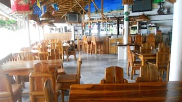 Serviço de café da manhã, local e internacional, vistas para o mar