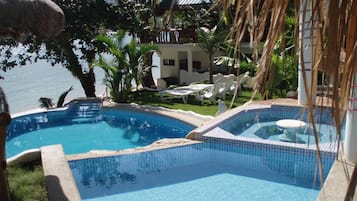 Piscina exterior, da(s) 06:00 à(s) 23:00, guarda-sóis, espreguiçadeiras