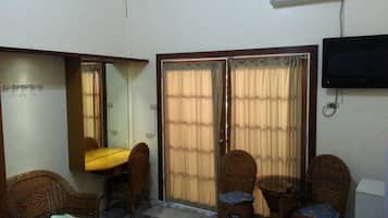Quarto Standard, 1 cama king-size | Secretária, roupa de cama fornecida