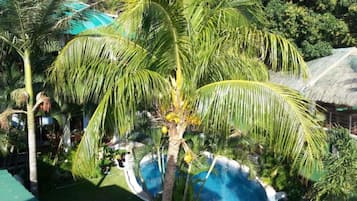 Piscina externa, funciona das 6h às 23h, guarda-sóis, espreguiçadeiras