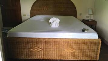 Quarto standard, 1 cama King | Escrivaninha, roupa de cama