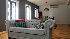 Apartamento Superior, 2 quartos, não fumadores | Sala de estar | TV de ecrã plano 