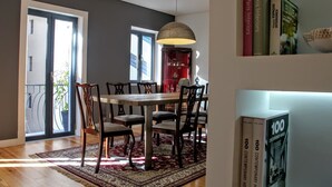 Apartamento Superior, 2 quartos, não fumadores | Refeições no quarto