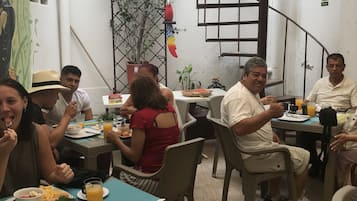 Pequeno-almoço continental diário (15000 COP por pessoa)