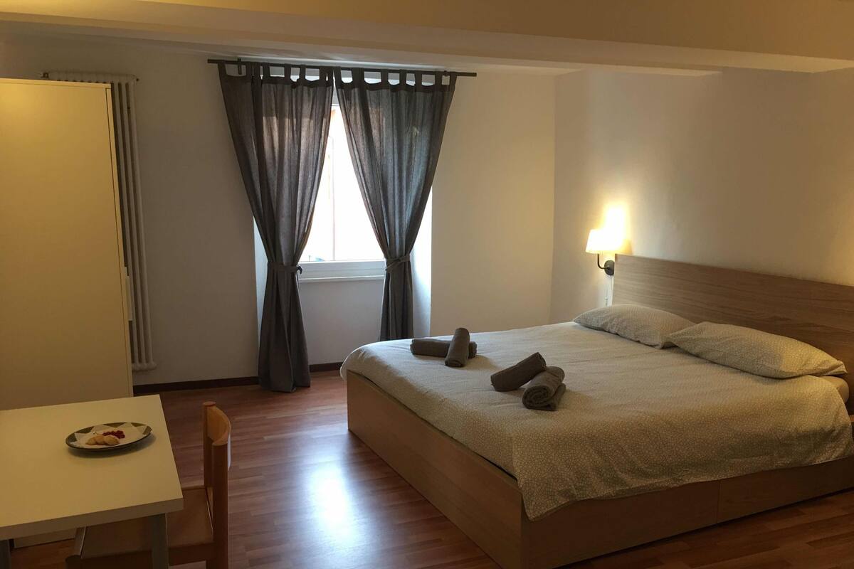 Quarto Duplo Comfort, 1 cama queen-size, não fumadores | Roupa de alta qualidade, edredões de penas, secretária