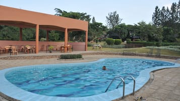 Piscina exterior sazonal, espreguiçadeiras