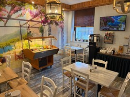 Café da manhã com buffet todos os dias mediante uma taxa